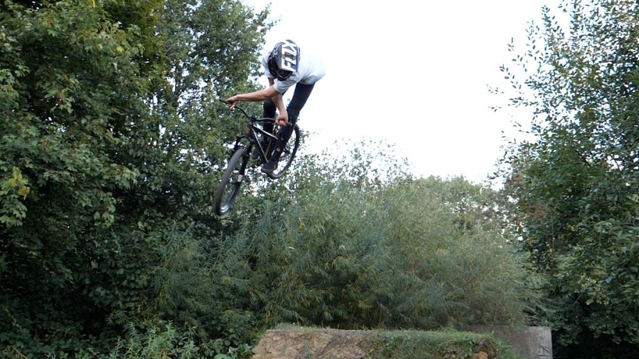 Mountain Biking Techniques & MTB Tricks - riding.guide