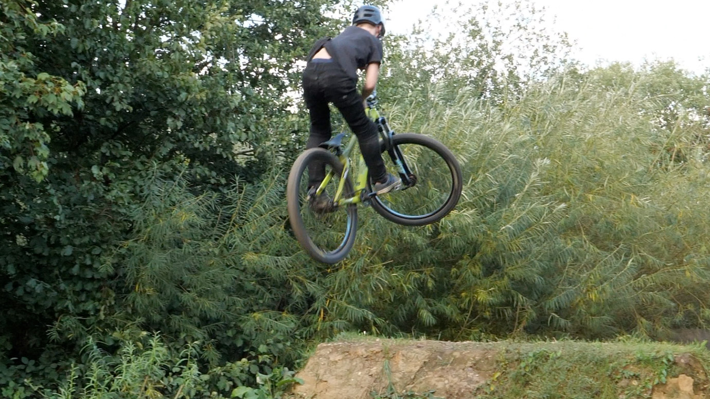 Mountain Biking Techniques & MTB Tricks - riding.guide