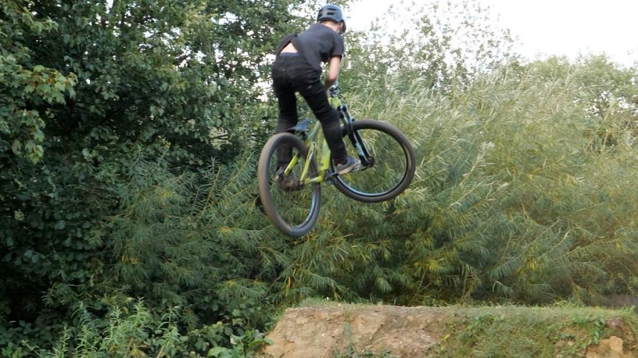 Mountain Biking Techniques & MTB Tricks - riding.guide