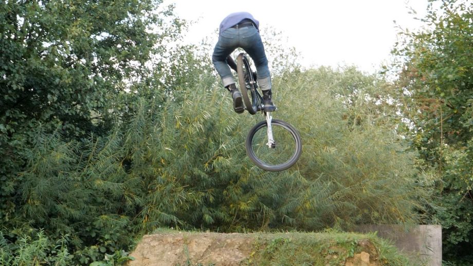 Mountain Biking Techniques & MTB Tricks - riding.guide