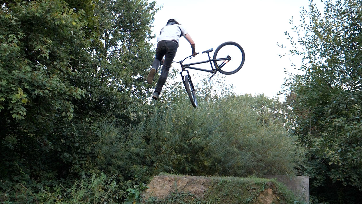 Mountain Biking Techniques & MTB Tricks - riding.guide