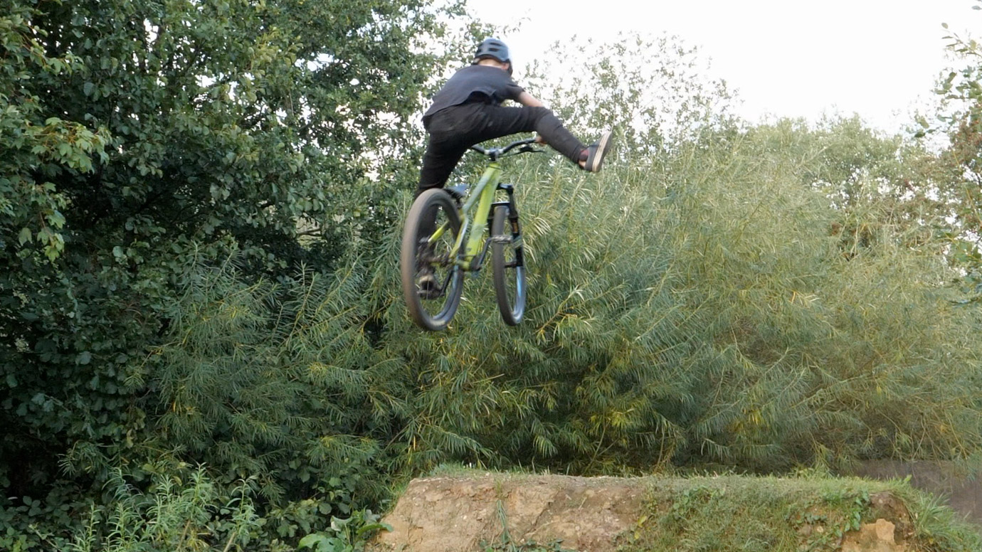 Mountain Biking Techniques & MTB Tricks - riding.guide